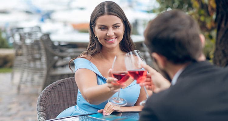What to Talk About on a First Date: Conversation Topics & Tips