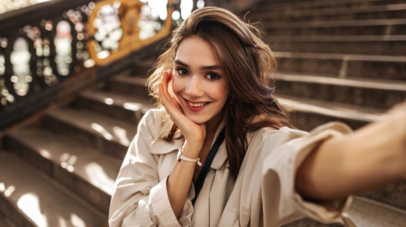 Female Body Language Signs Of Attraction -DECODED