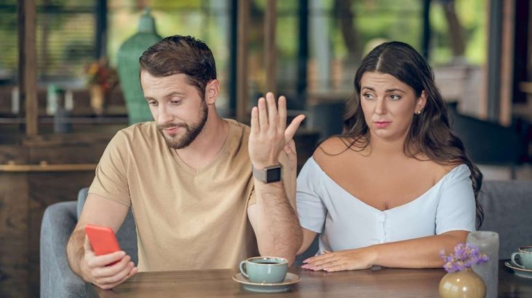 12 Signs Of Insecure Women And How To Deal With Them