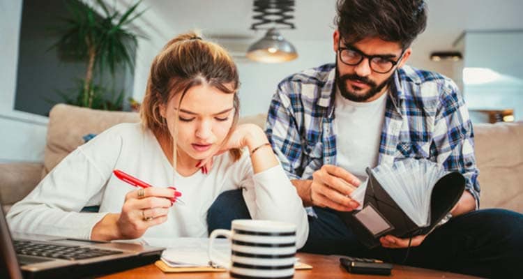 Sharing Expenses In A Relationship – 9 Things To Consider