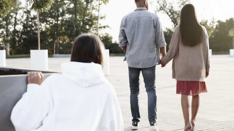 Cheating In A Long-Distance Relationship – 18 Subtle Signs