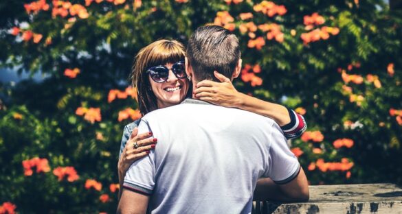 How To Tell If A Hug Is Romantic? Get To Know The Secret Behind Hugs!