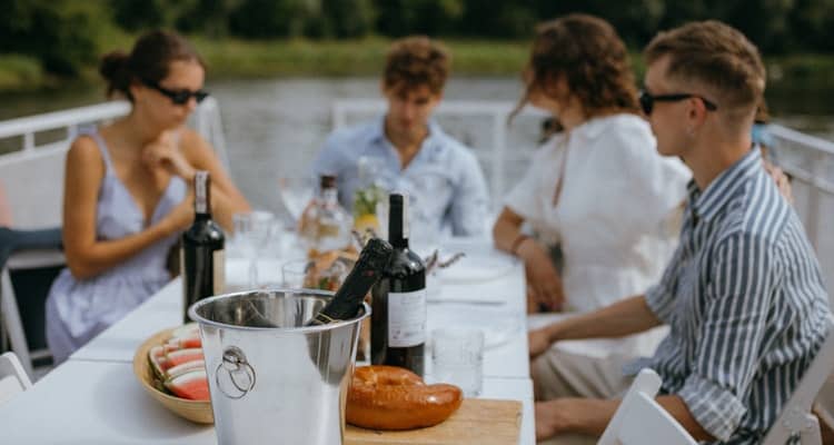 How To Court A Woman? 21 Ways To Be A True Gentleman