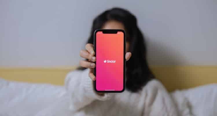 How To Flirt On Tinder - 10 Tips & Examples