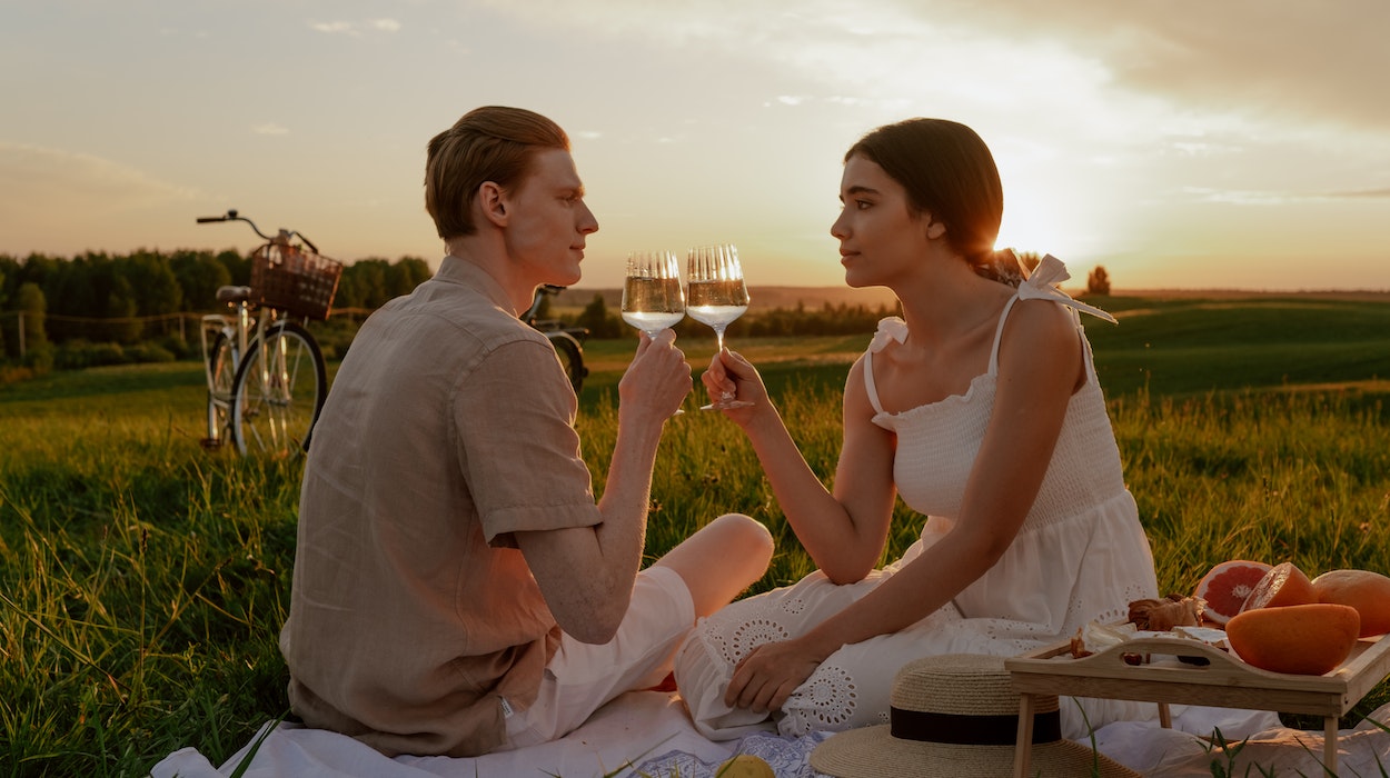 17 Romantic Picnic Ideas That Make For A Perfect Date