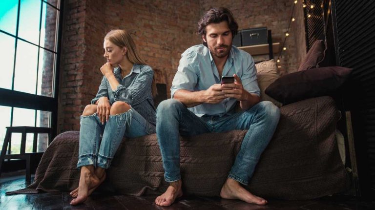 Fake Relationships- Identify These 15 Signs And Save Your Heart!