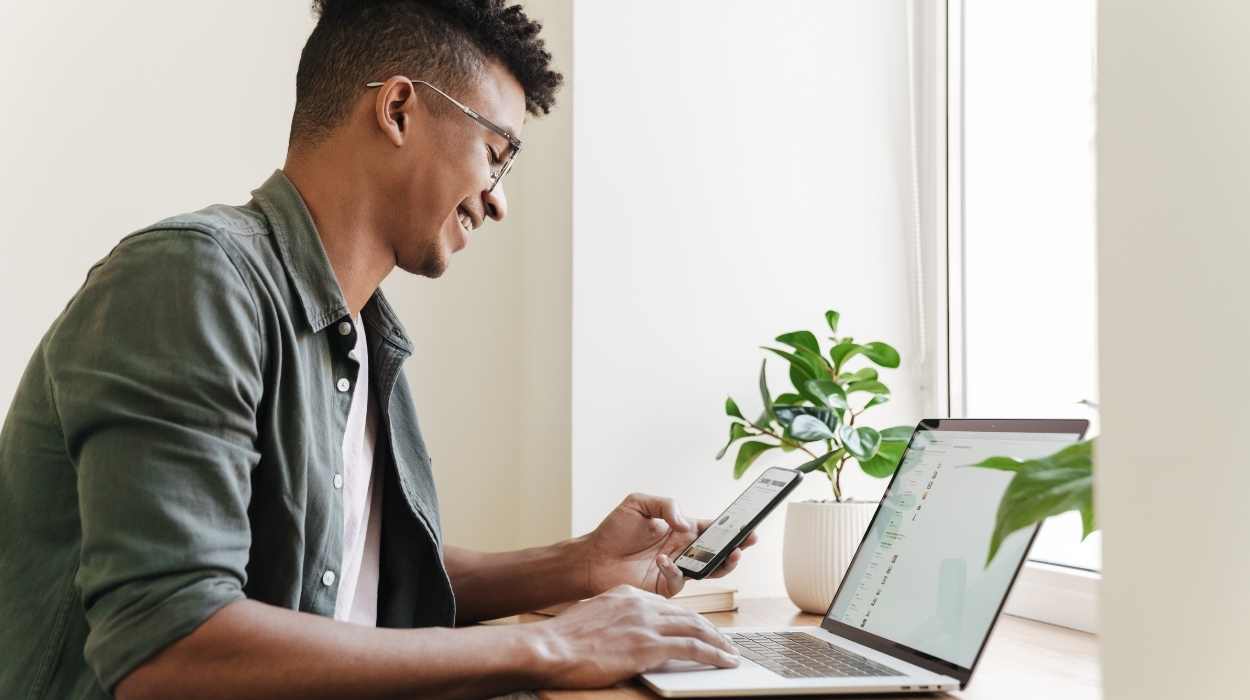 15 Reasons Your Man Never Texts You First But Always Replies To You