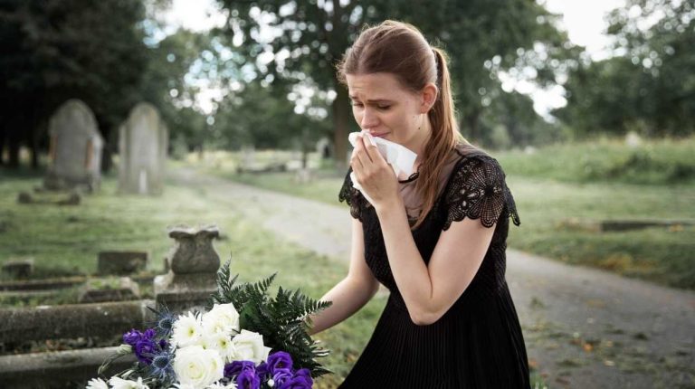 How To Rebuild Your Life After The Death Of A Spouse: 11 Expert-Backed Tips