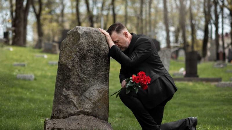 How To Rebuild Your Life After The Death Of A Spouse: 11 Expert-Backed Tips