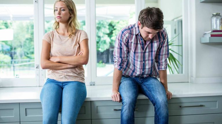 21 Crushing Signs He Never Cared About You